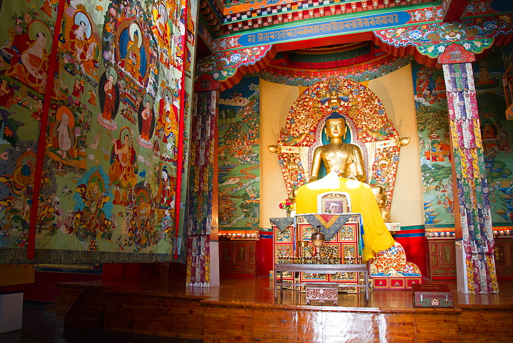What does the inside of a Tibetan monastery look like? - Elevated Trips